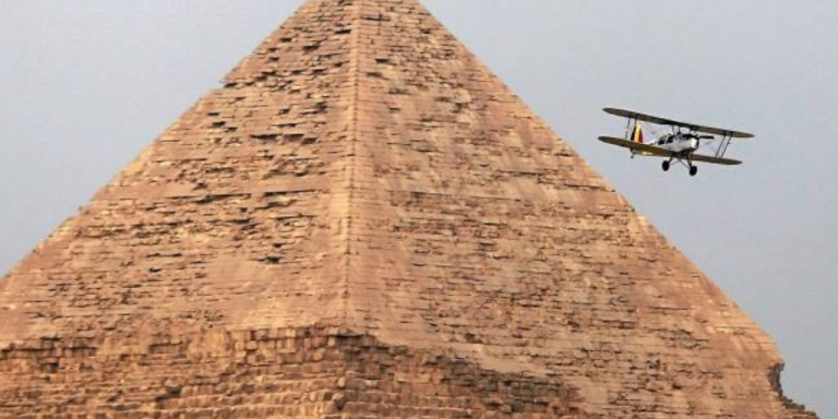 Vintage Biplane Lands at Egypt’s Pyramids in 80-Year First | Egyptian ...