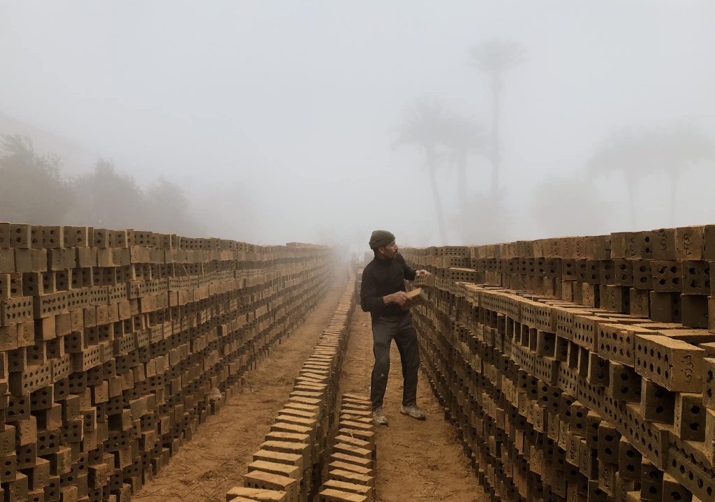 In Photos: Egyptian Photographer Captures Red Brick Workers in Fayoum ...