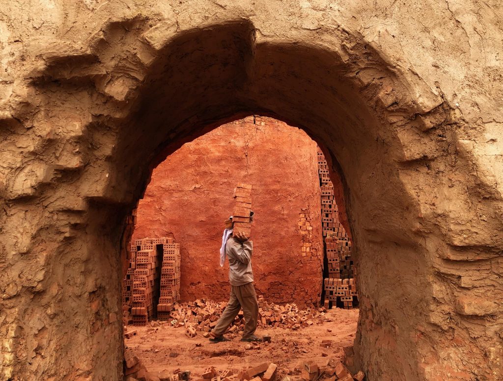 In Photos: Egyptian Photographer Captures Red Brick Workers in Fayoum ...